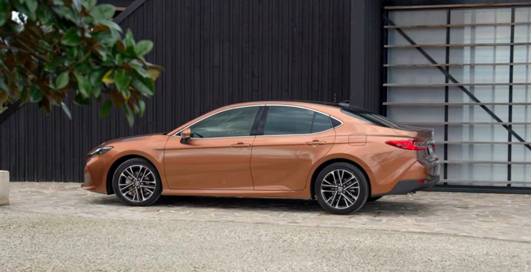 2025 Toyota Camry GLE Hybrid: Premium, Comfy and Reliable | AutoDrift.ae